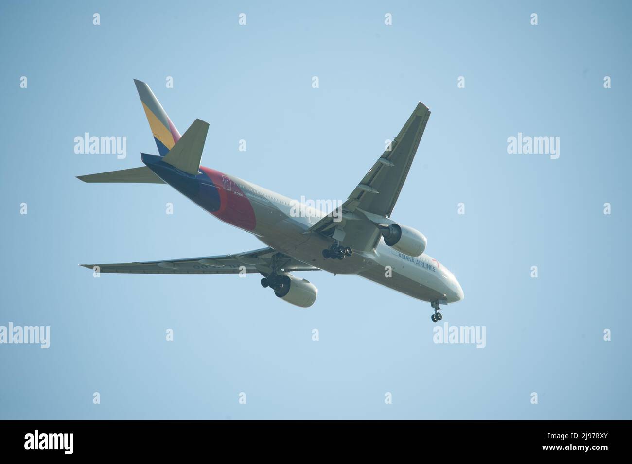 Aeroplane flying over Kew Gardens Stock Photo - Alamy