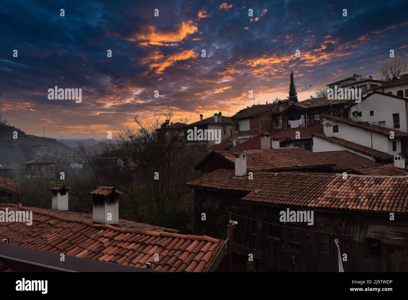 Gloomy city weather hi-res stock photography and images - Alamy