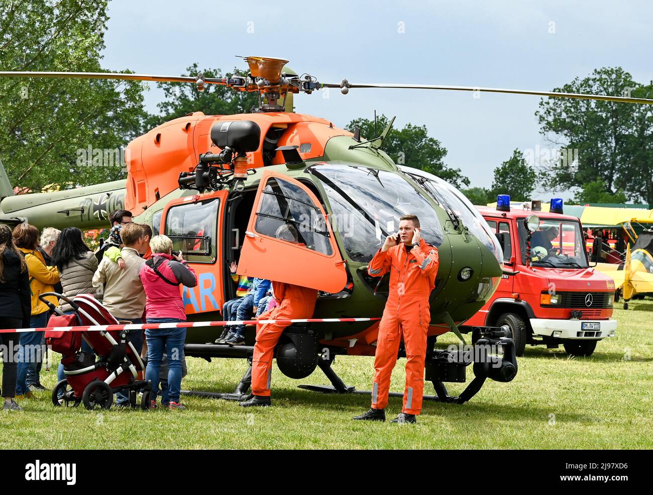 Paulinenaue, Germany. 21st May, 2022. Visitors look at a SAR 87 ...