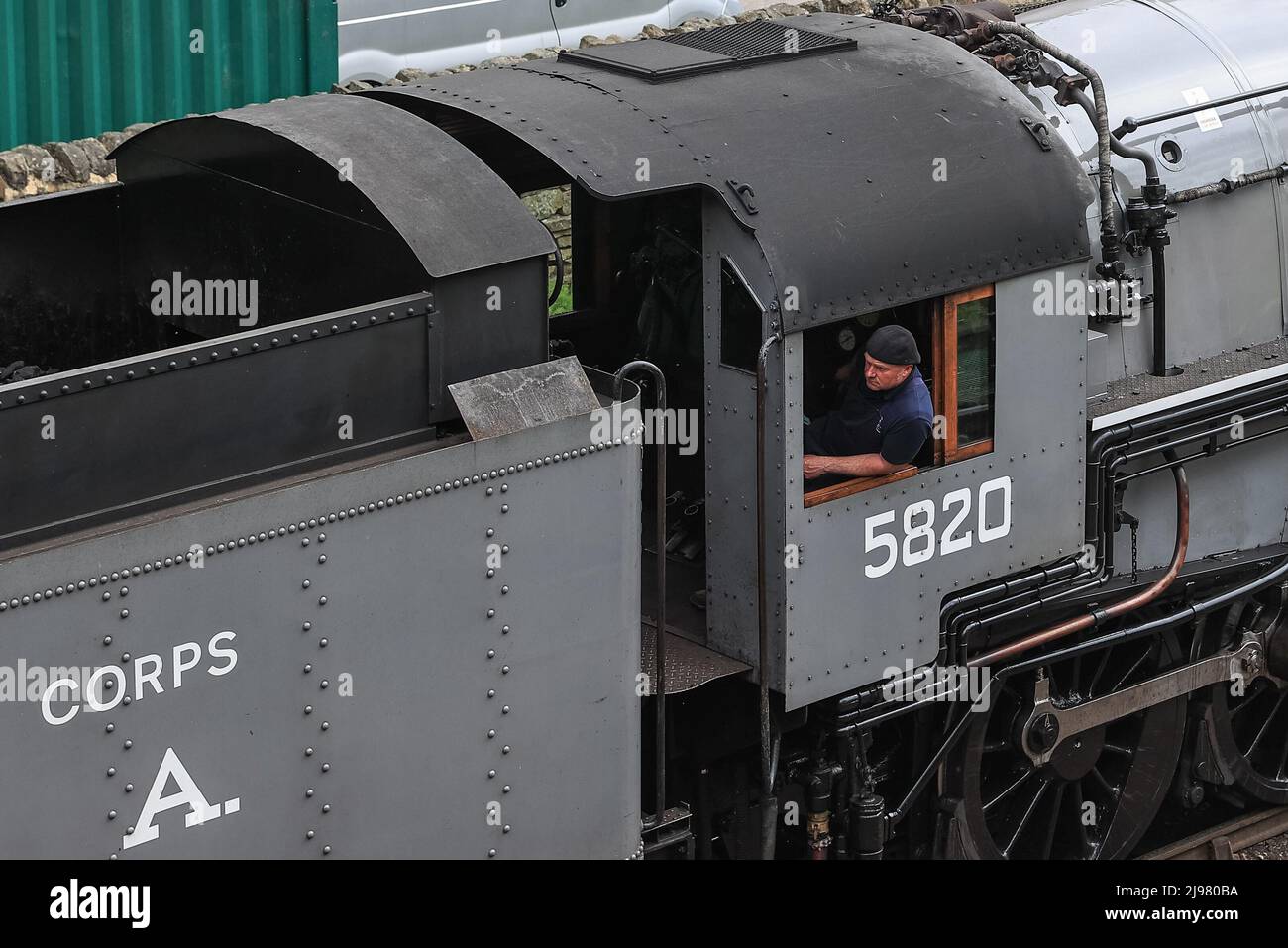 The train drove in 5820 steam engine pulls into Howarth train station ...