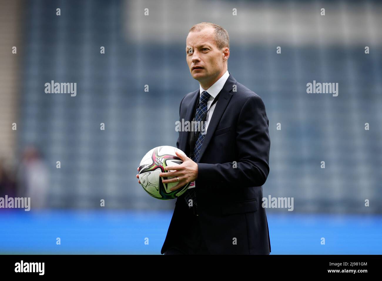 Match referee willie collum hi-res stock photography and images - Alamy