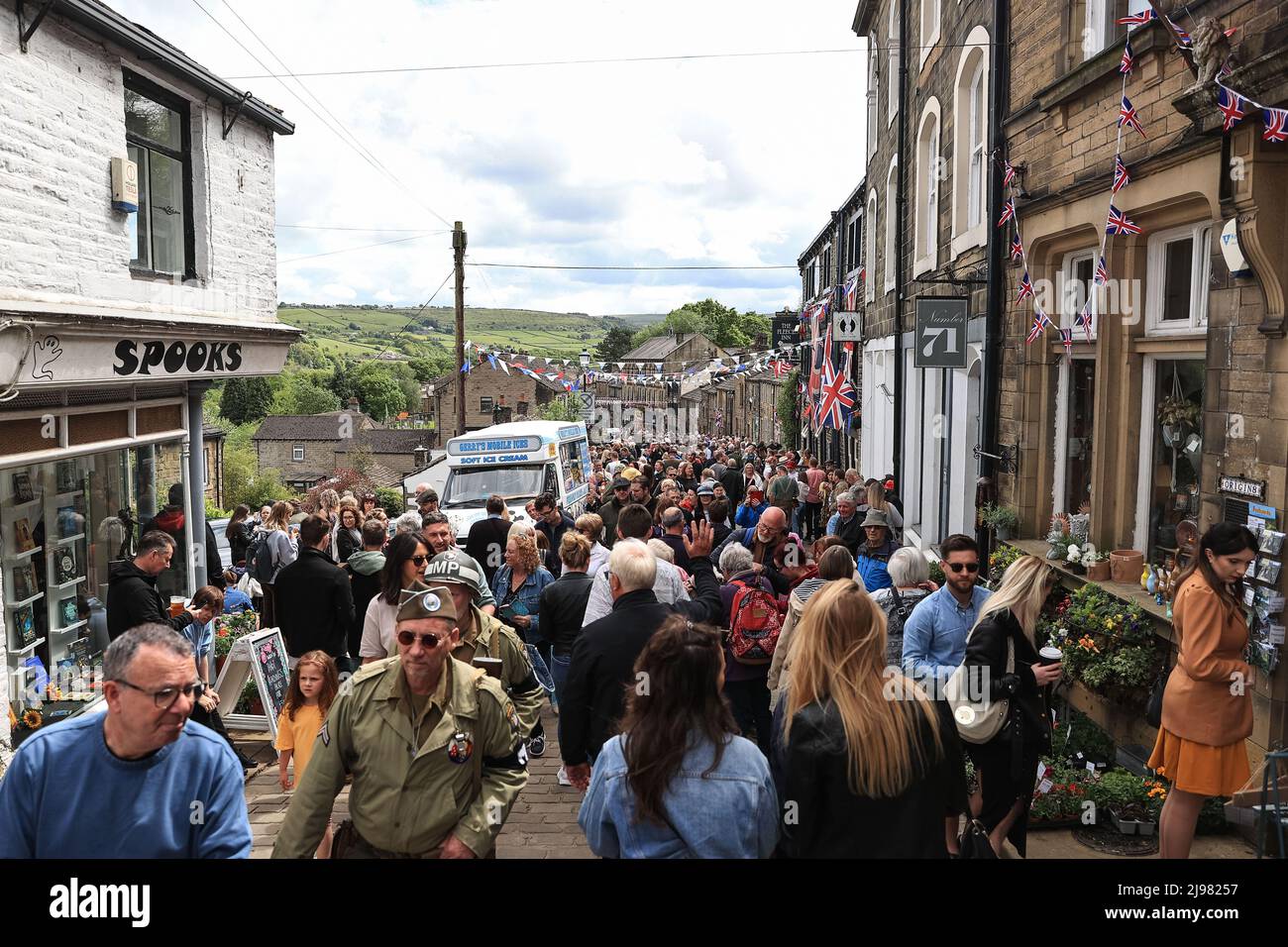 Haworth 1940s weekend 2022 hi-res stock photography and images - Alamy