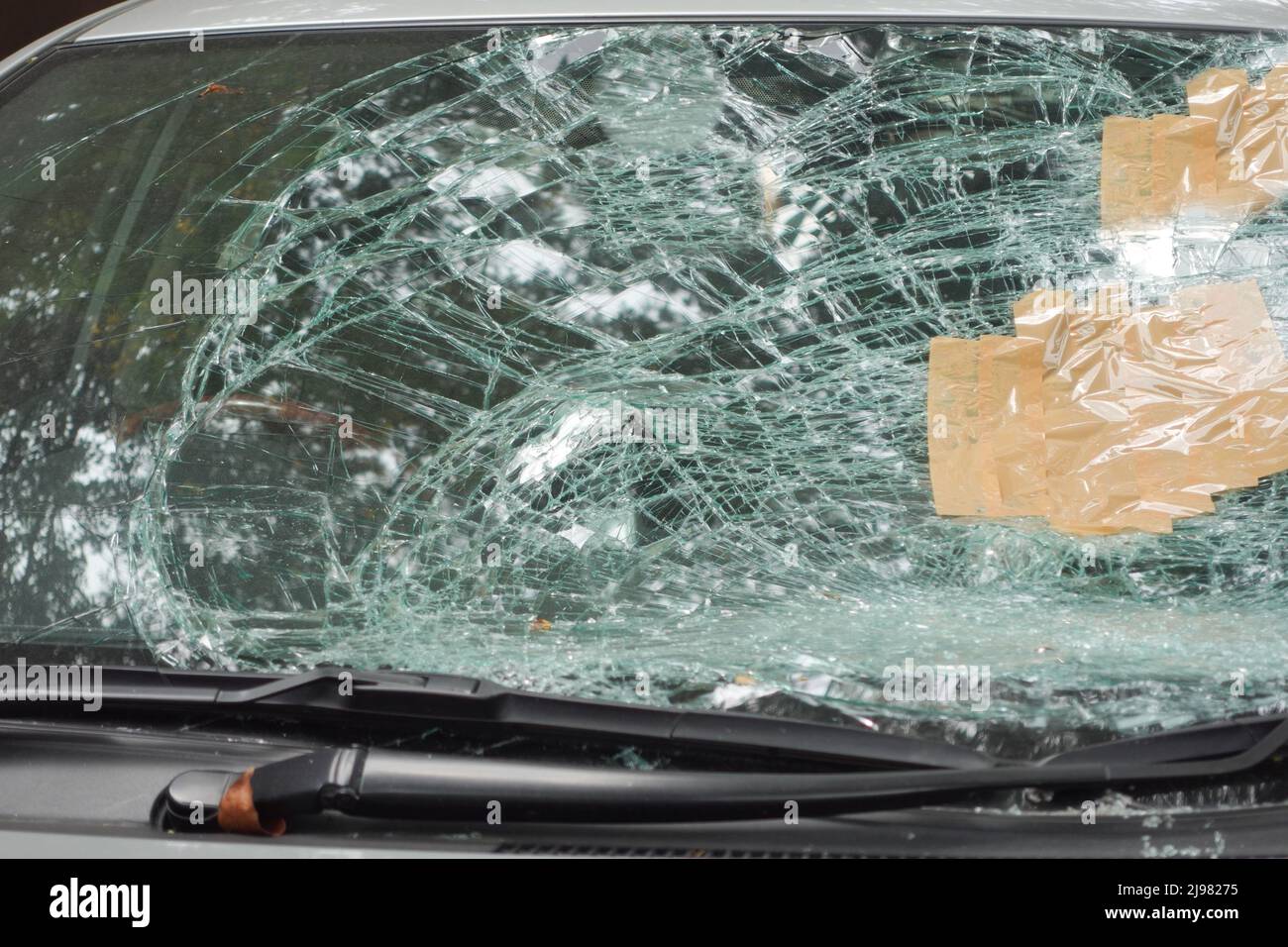 Cracked car glass texture hi-res stock photography and images - Alamy