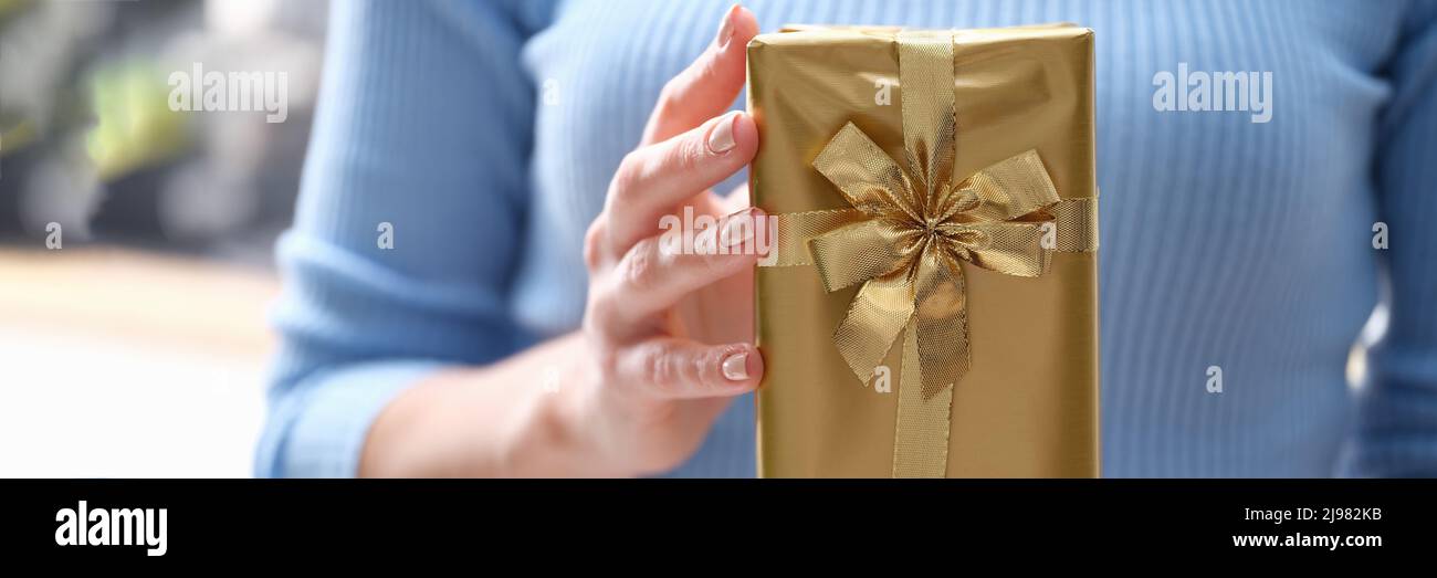 Woman wrapping a birthday present hi-res stock photography and images ...
