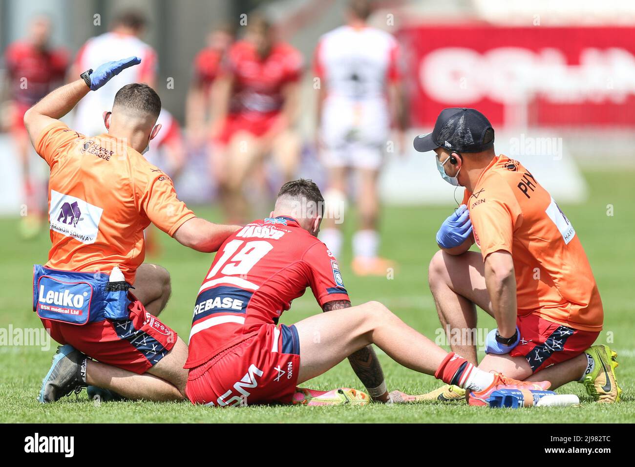 Medical staff signal a HIA for Will Dagger #19 of Hull KR Stock Photo ...