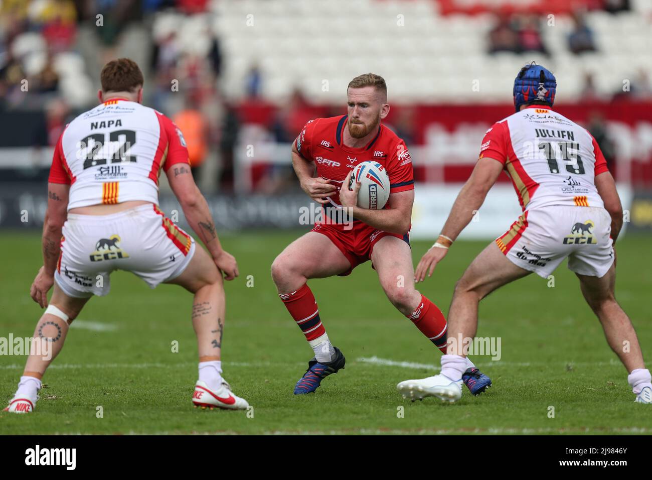 Rowan Milnes #21 of Hull KR runs at Dylan Napa #22 and Benjamin Jullien ...