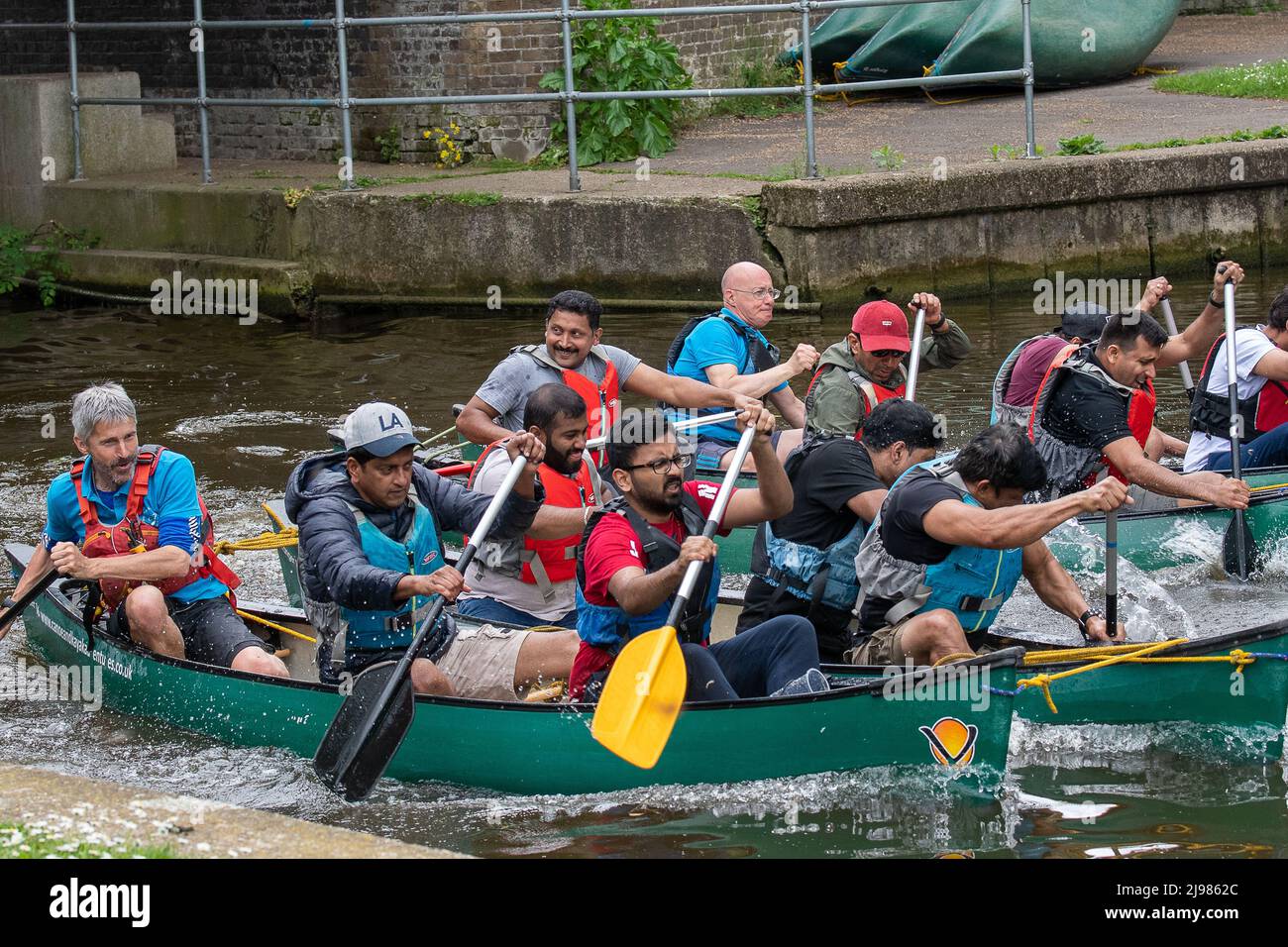 Windsor, Berkshire, UK. 21st May, 2022. Some men have a go at kayak ...