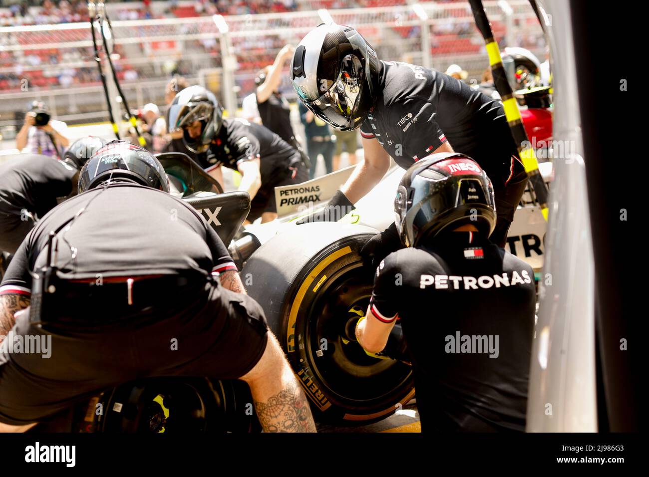 Mercedes f1 pit stop 2022 hi-res stock photography and images - Alamy