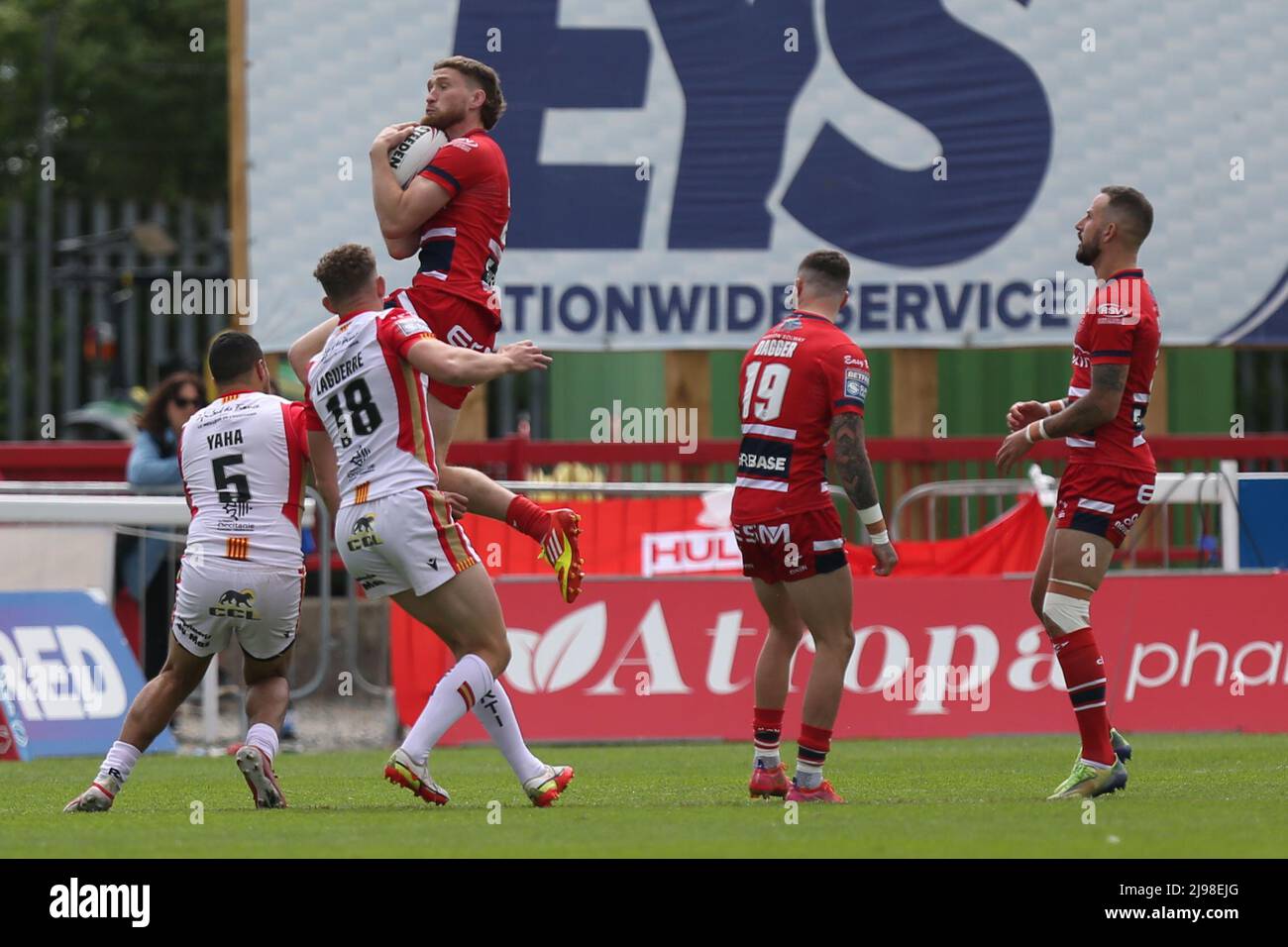 Ethan Ryan #23 of Hull KR collects the high ball Stock Photo - Alamy