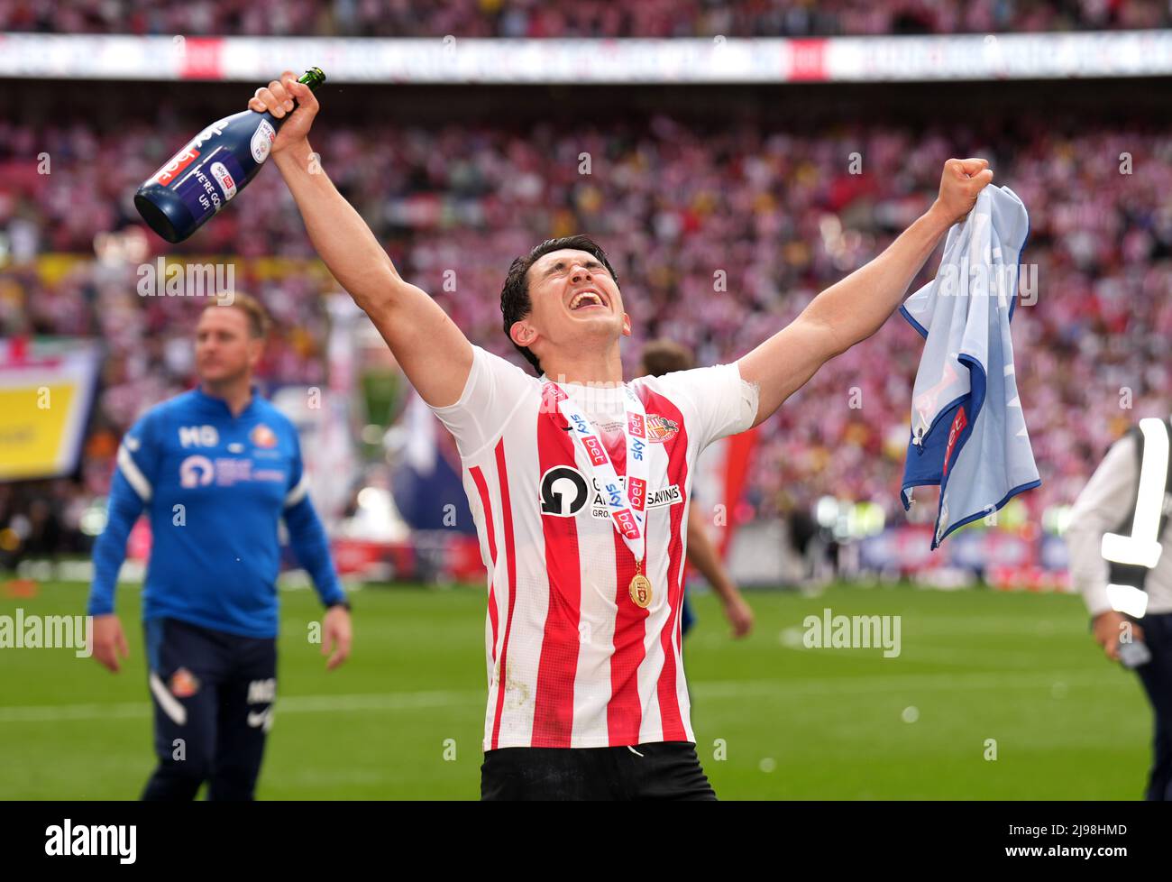 Sunderlands luke onien celebrates hi-res stock photography and images ...