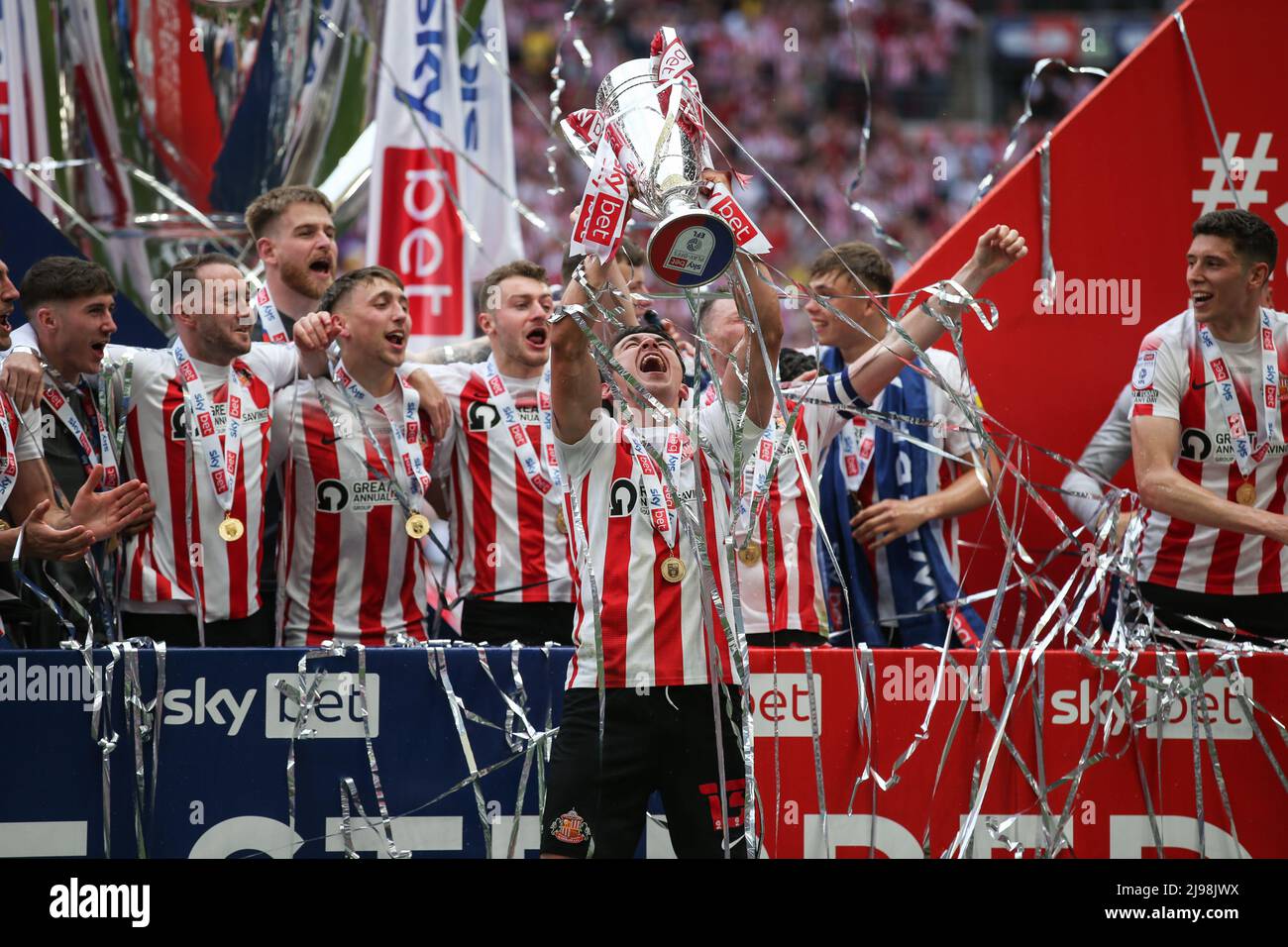 Luke O'Nien #13 of Sunderland celebrates with the trophy Stock Photo ...