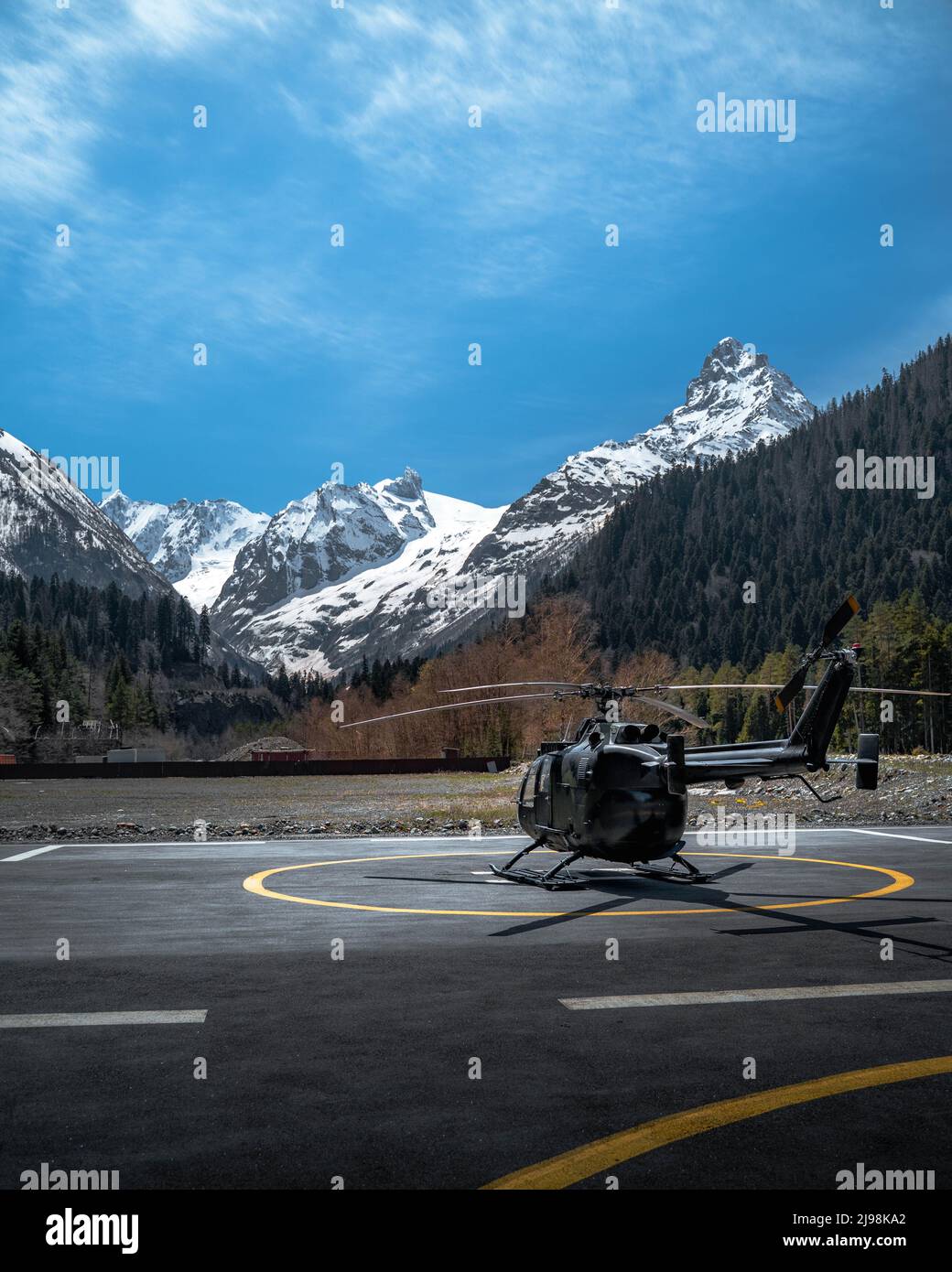 Helicopter flying mountain range hi-res stock photography and images ...