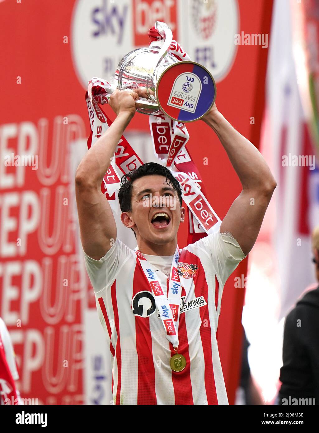 Sunderlands luke onien celebrates hi-res stock photography and images ...