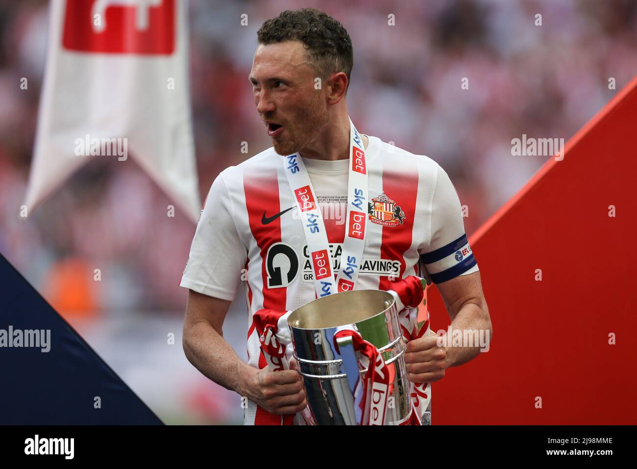 Corry Evans #4 of Sunderland with the trophy Stock Photo - Alamy