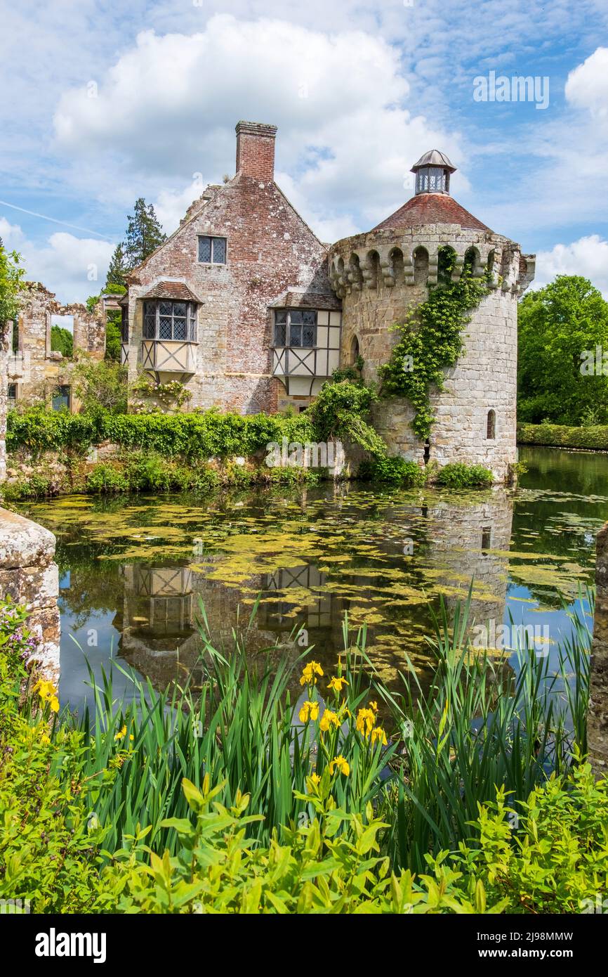 Old castle moat hi-res stock photography and images - Alamy