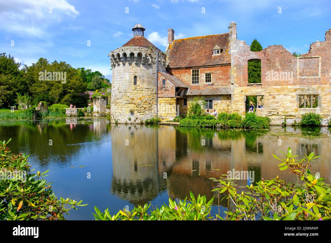Moated manor house hi-res stock photography and images - Alamy