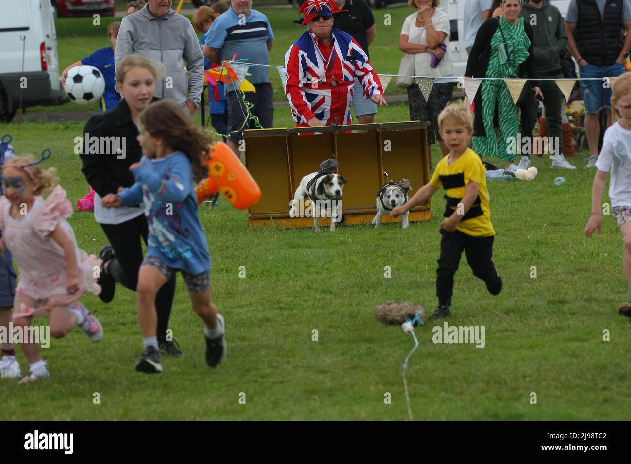 Walton on the Hill, Surrey, UK. 21st May, 2022. Kids race the terriers ...