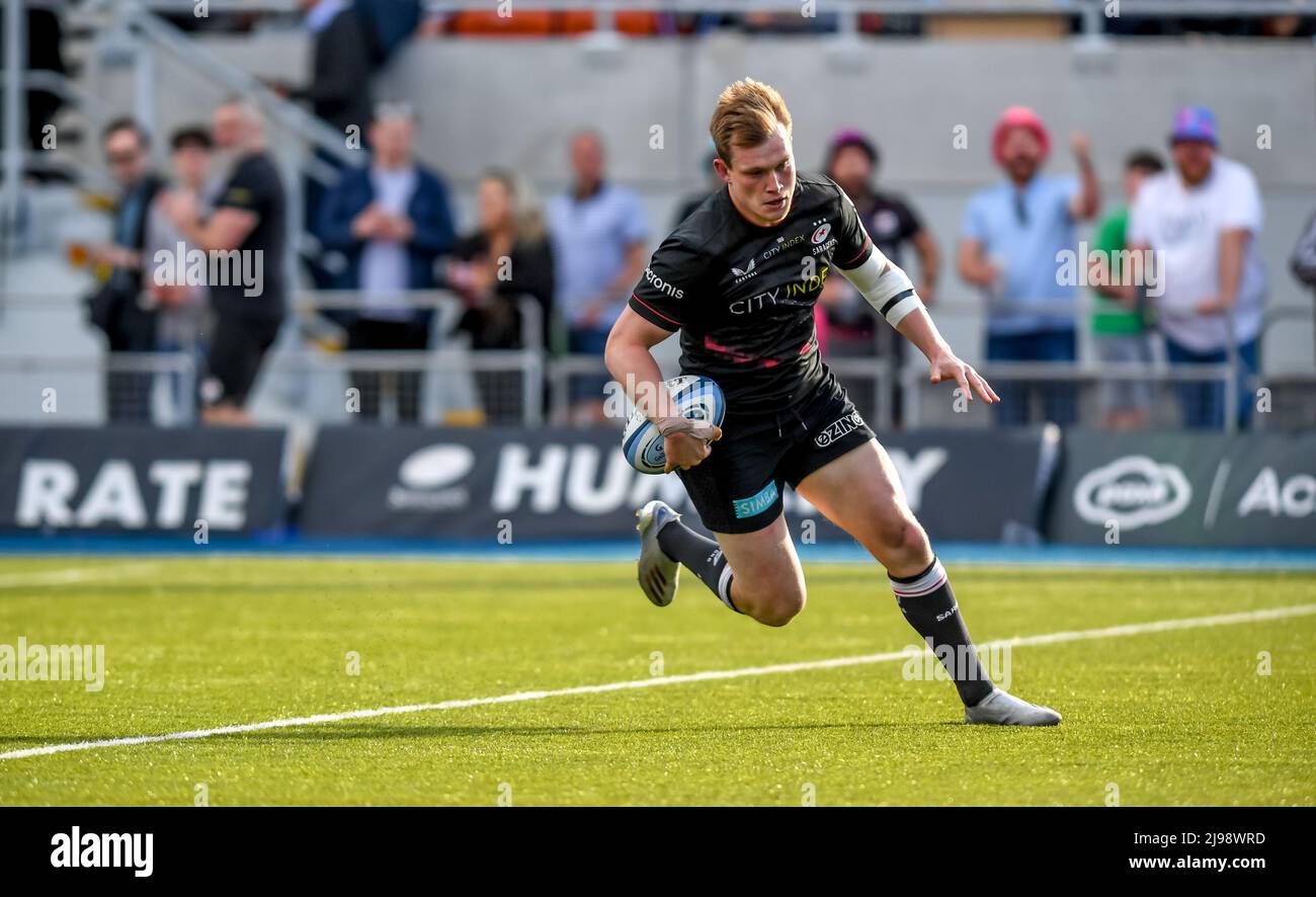 London, UK. 21st May, 2022. Nick Tompkins of Saracens runs in an early ...