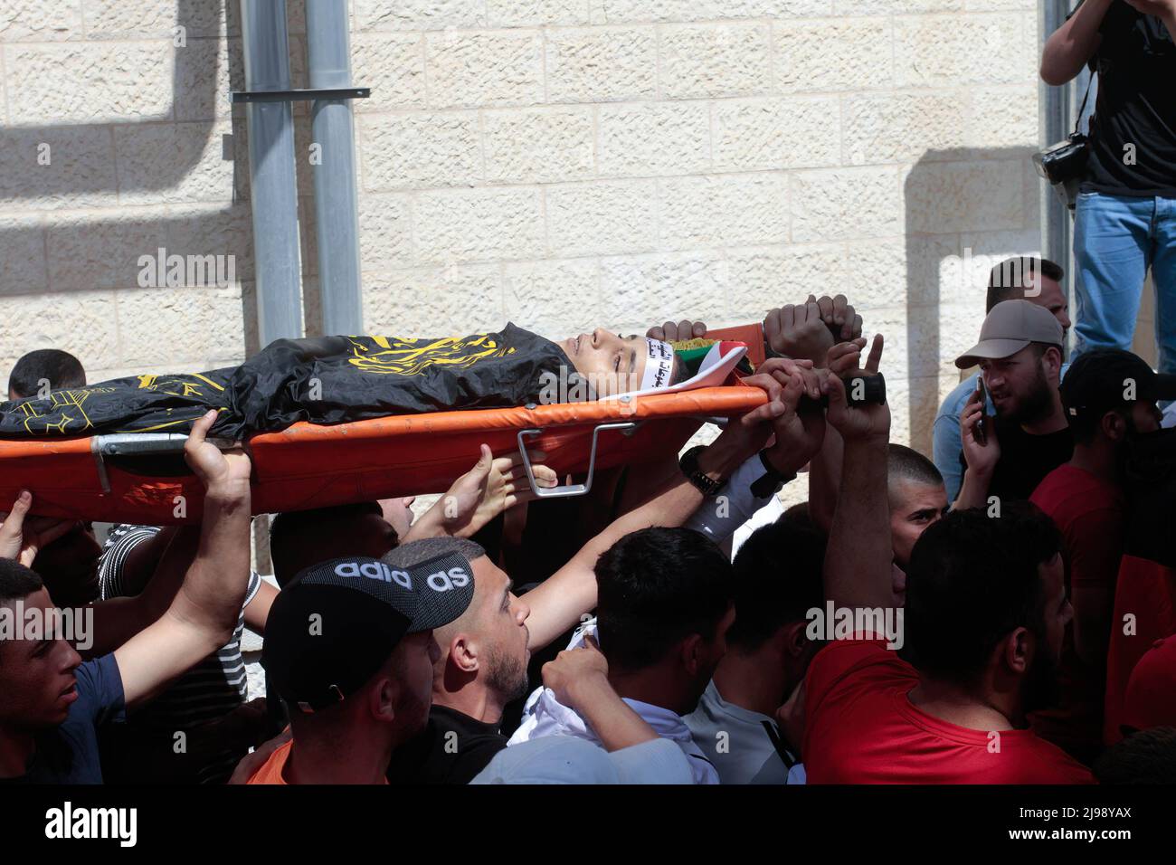 (EDITOR'S NOTE; Image depicts death)Mourners and gunmen from the ...