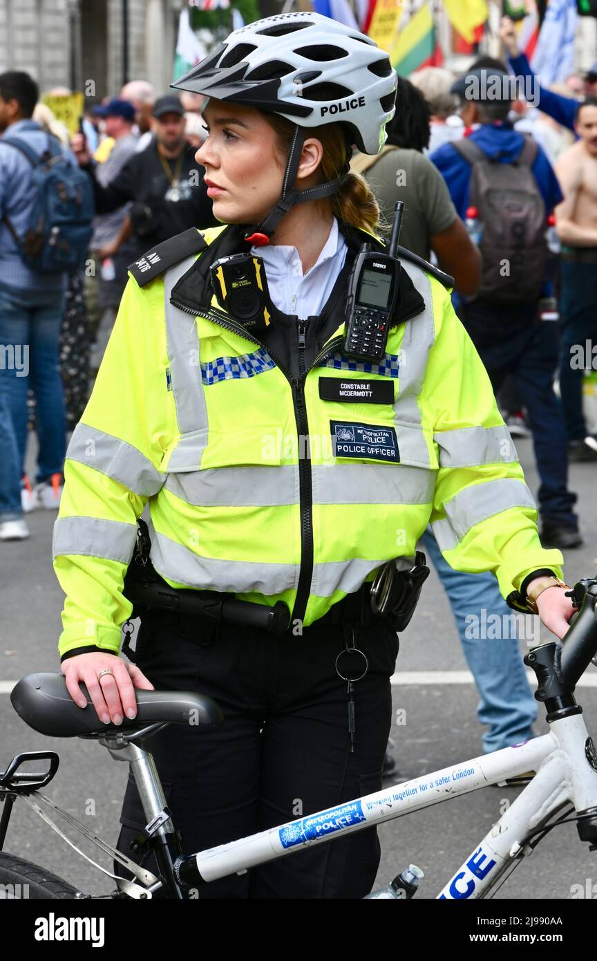 Metropolitan Police Cyclist, Whitehall, London, UK Stock Photo - Alamy