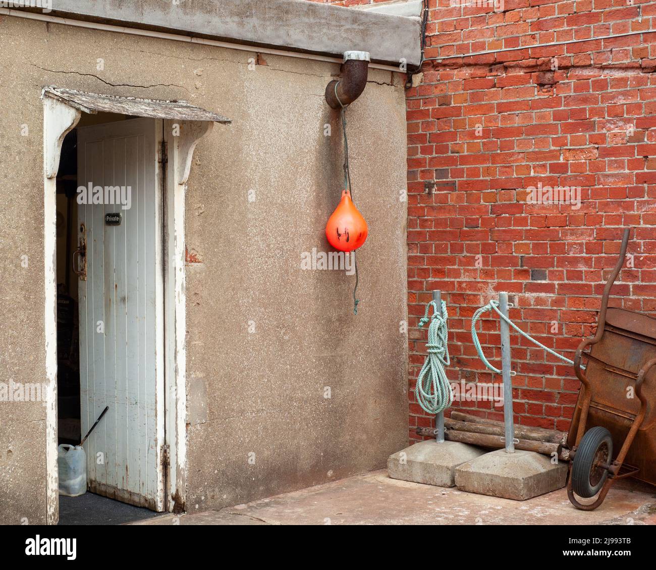 Tudor hanging building hi-res stock photography and images - Alamy
