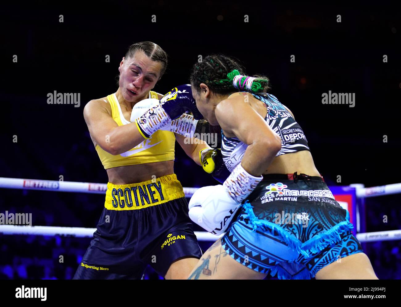 Ellie Scotney (left) and Maria Cecilia Roman in the WBA ...