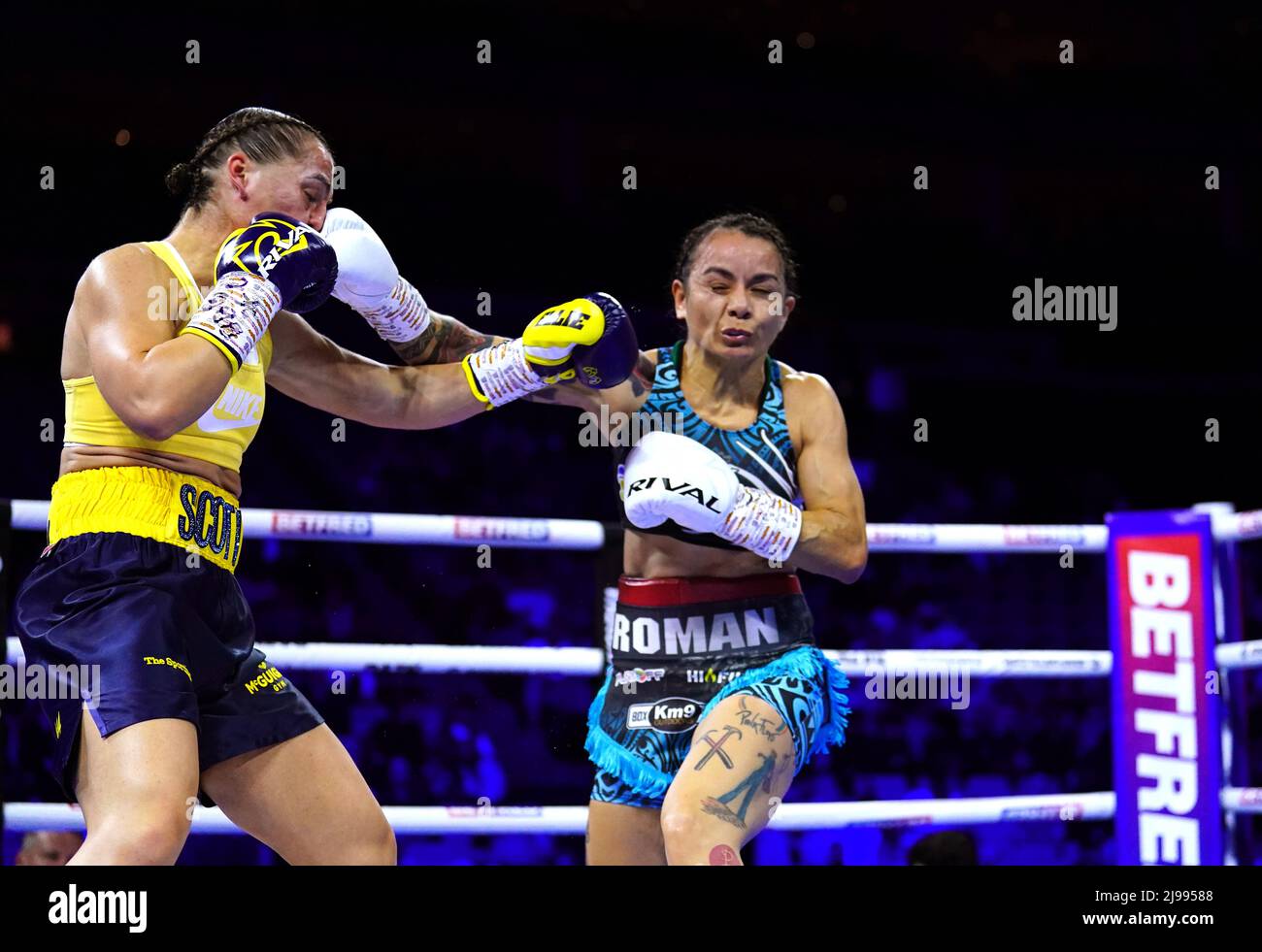 Ellie Scotney (left) and Maria Cecilia Roman in the WBA ...