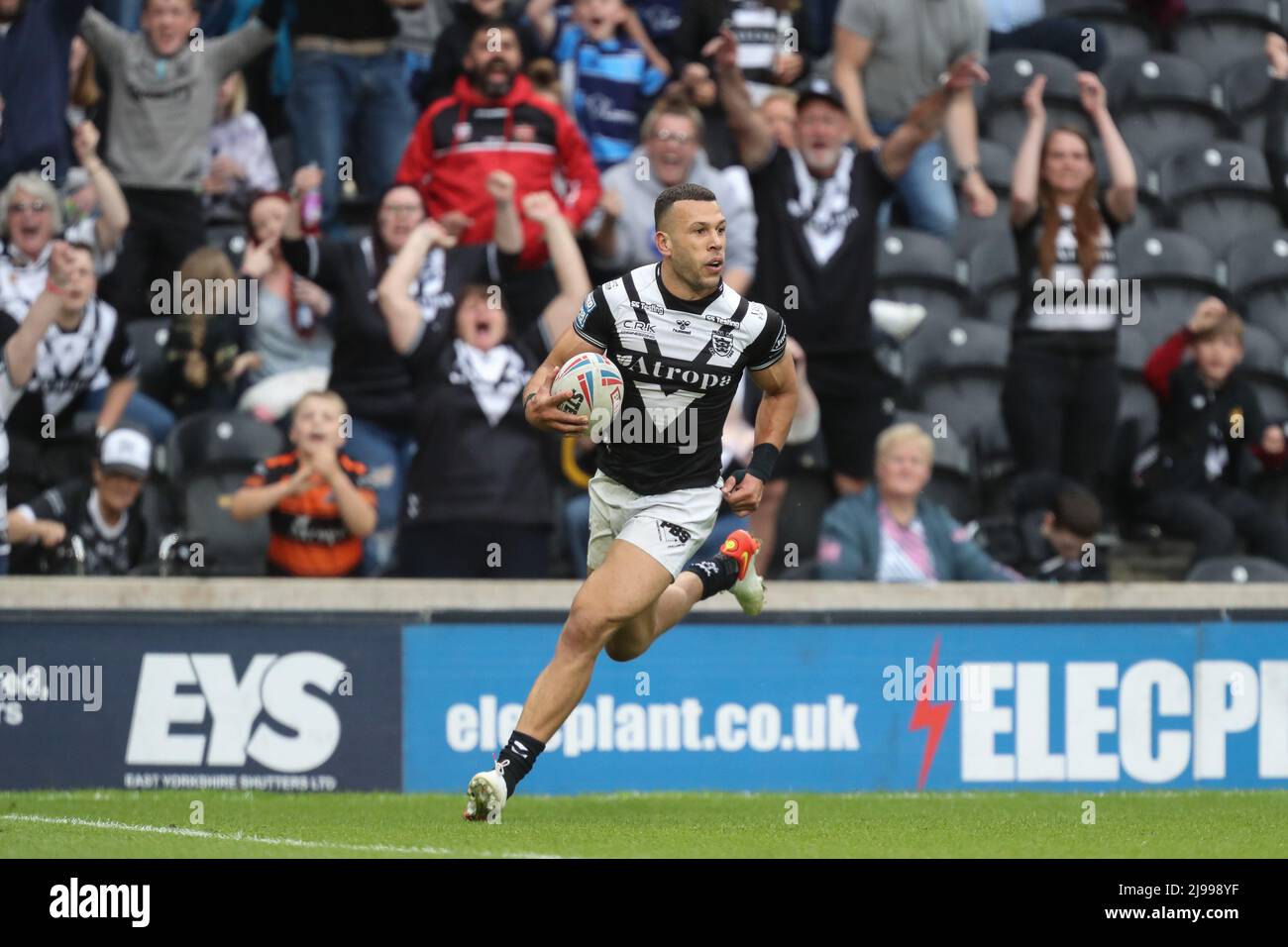Carlos Tuimavave #3 of Hull FC breaks away and goes on to score a try ...