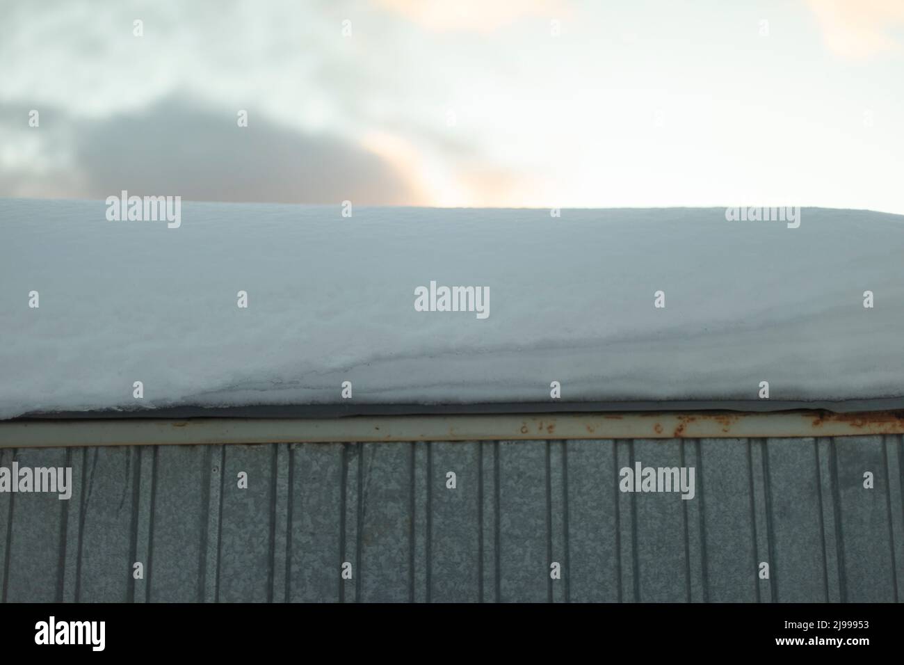 Snow on roof. Large layer of snow on house. Winter weather details ...