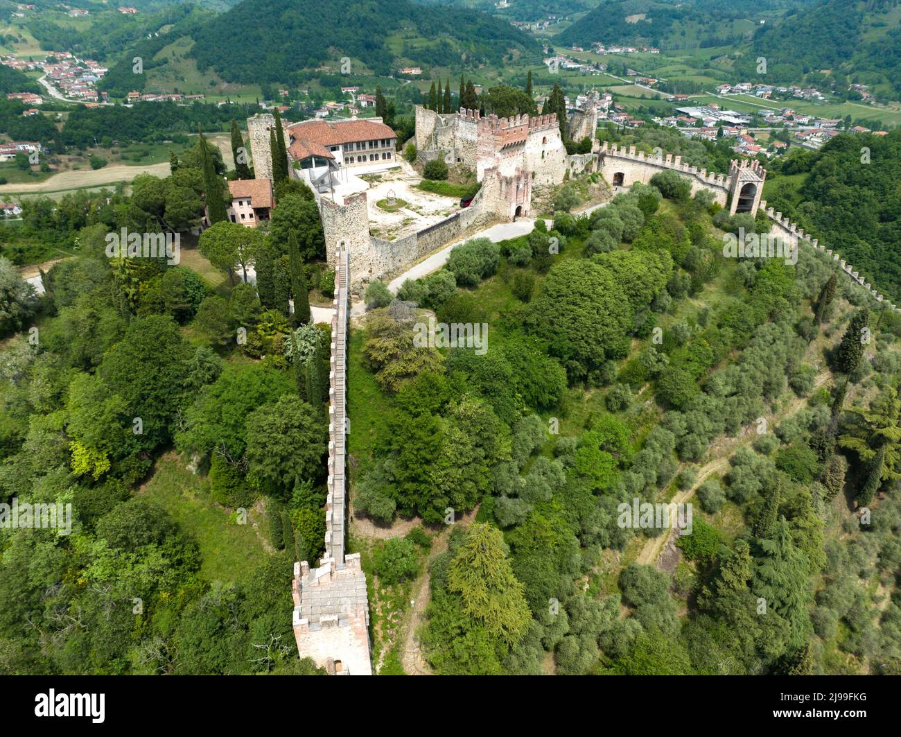Alto castello medievale hi-res stock photography and images - Alamy