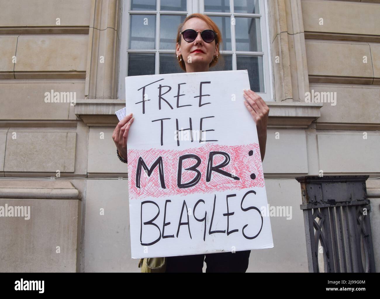 London, England, UK. 21st May, 2022. A protester holds a placard ...