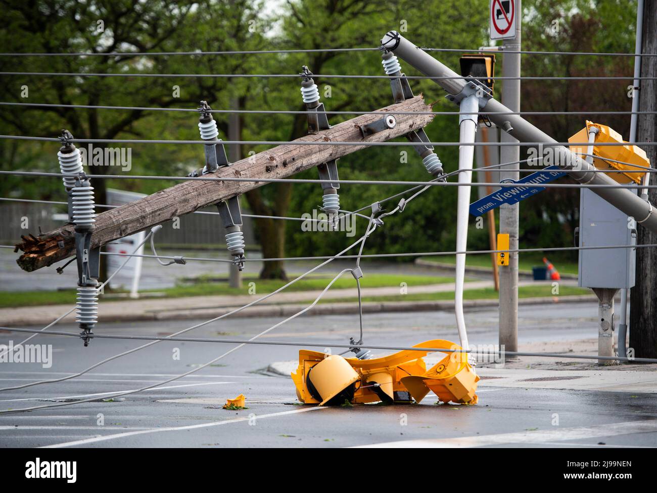 Ottawa, Can. 21st May, 2022. A traffic light and segment of a utility ...