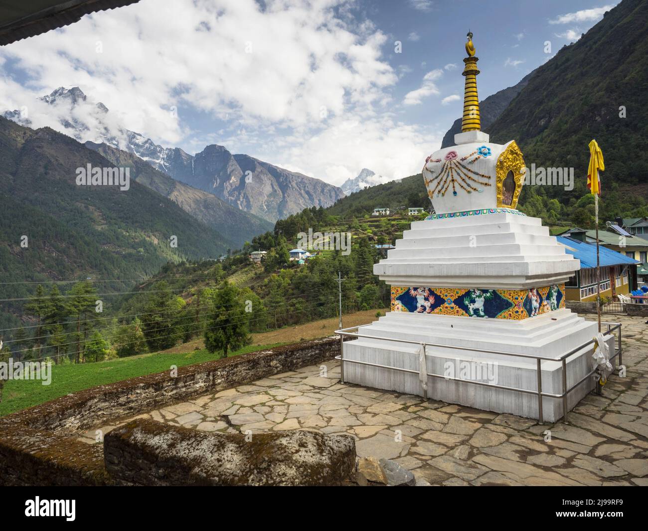 Buddhist chorten (shrine), Cheplung, Khumbu Stock Photo - Alamy