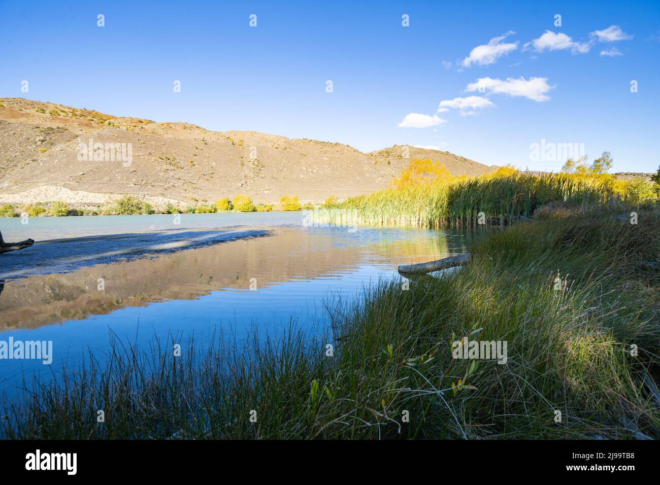 Scenic Lake Dunstan and surrounds in autumn colours at Cromwell South ...