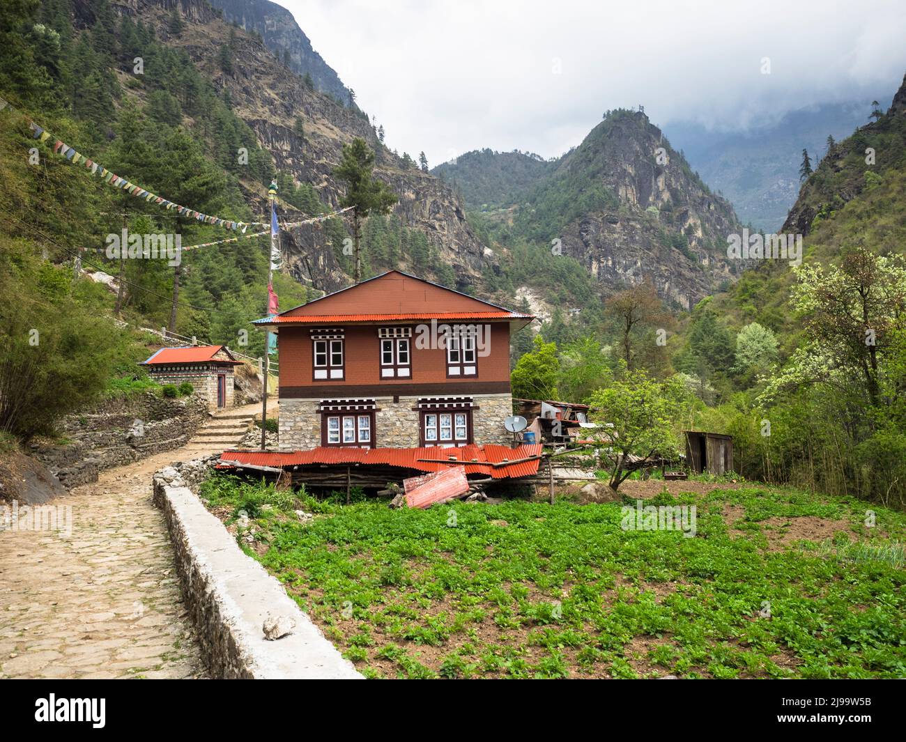 Benkar village between Lukla and Namche Bazaar Stock Photo - Alamy