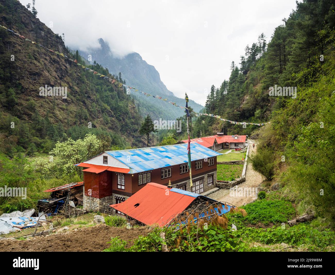 Benkar village between Lukla and Namche Bazaar Stock Photo - Alamy