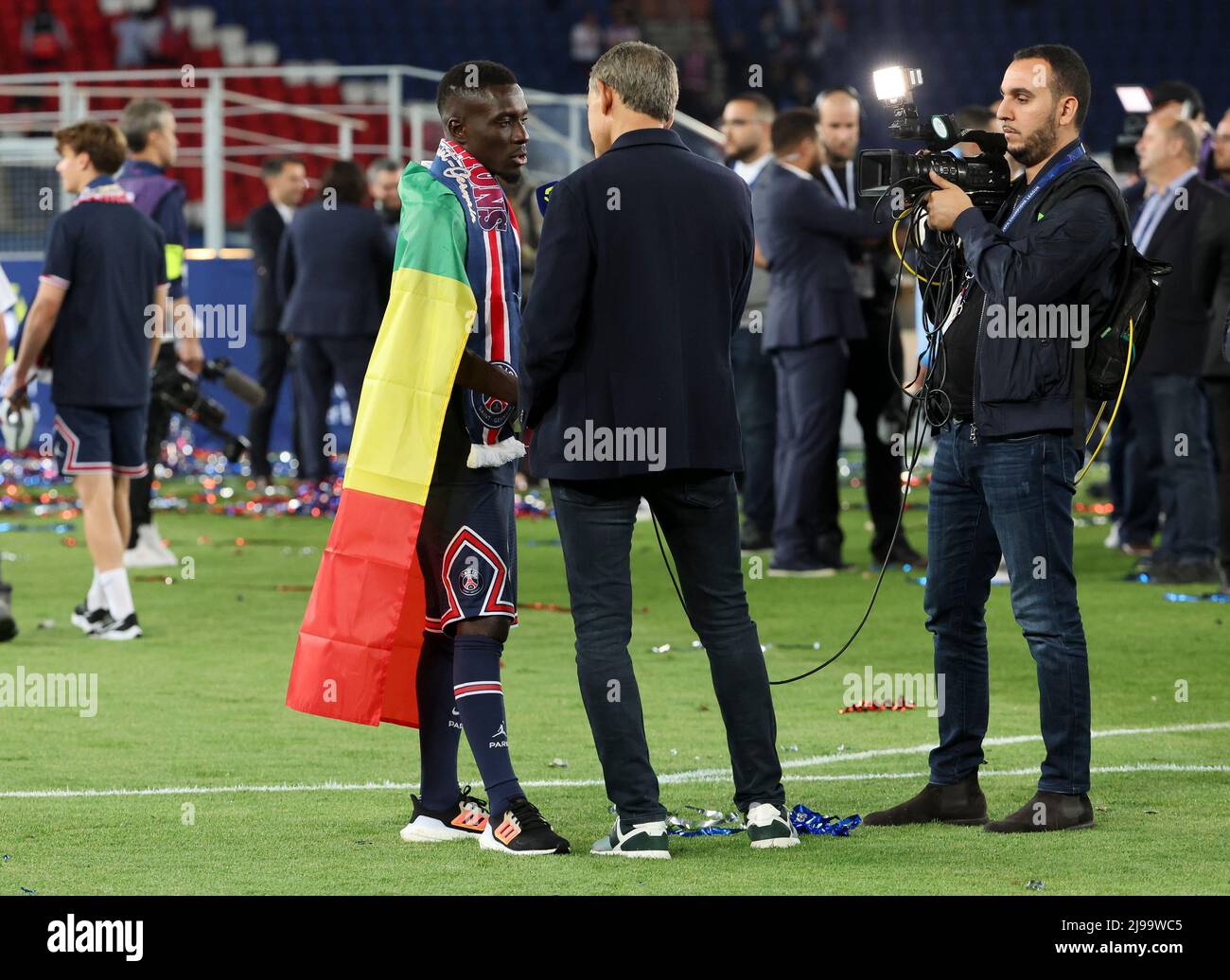 Idrissa gana gueye psg trophy hi-res stock photography and images - Alamy