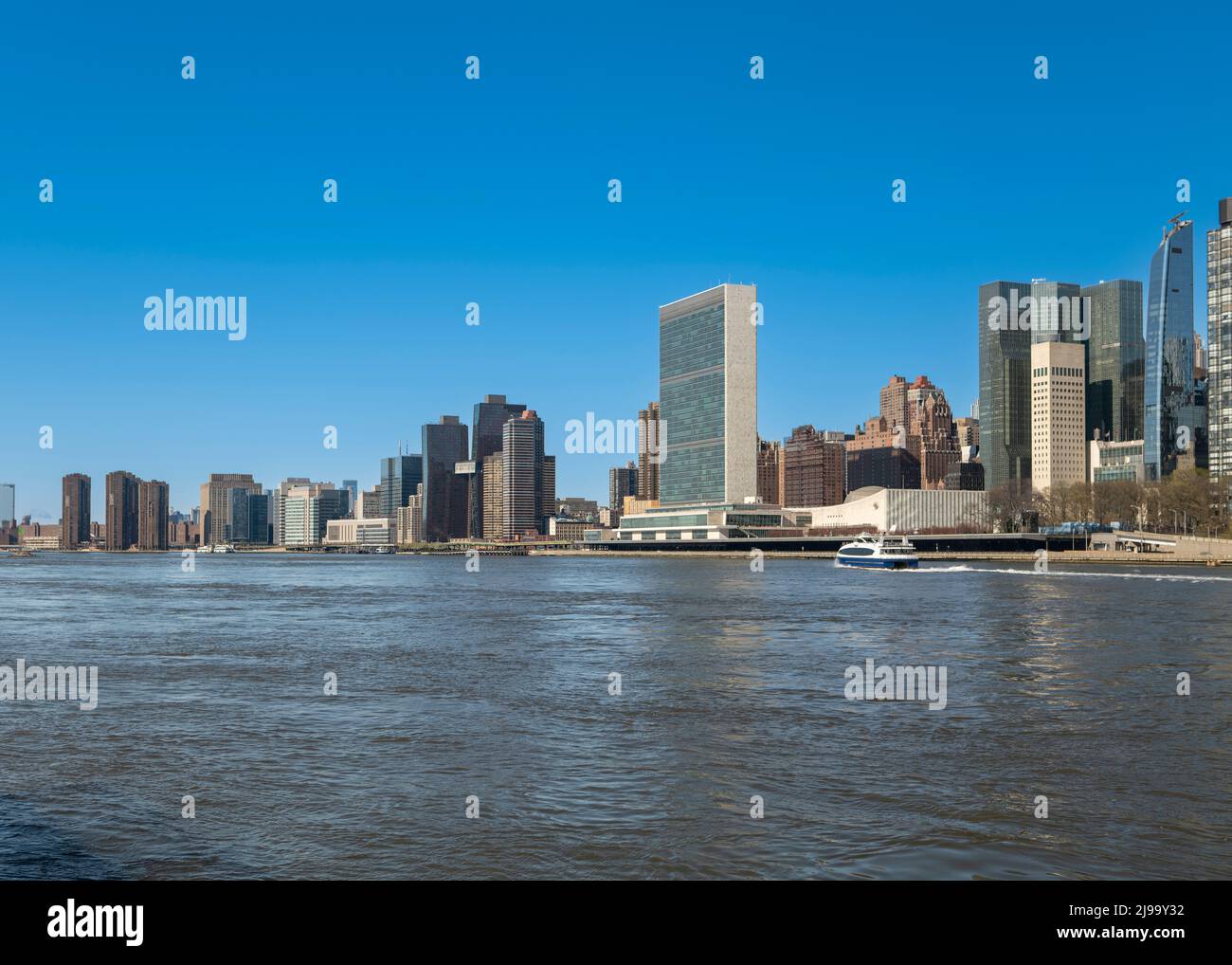 United Nations Building , blue sky background Stock Photo - Alamy