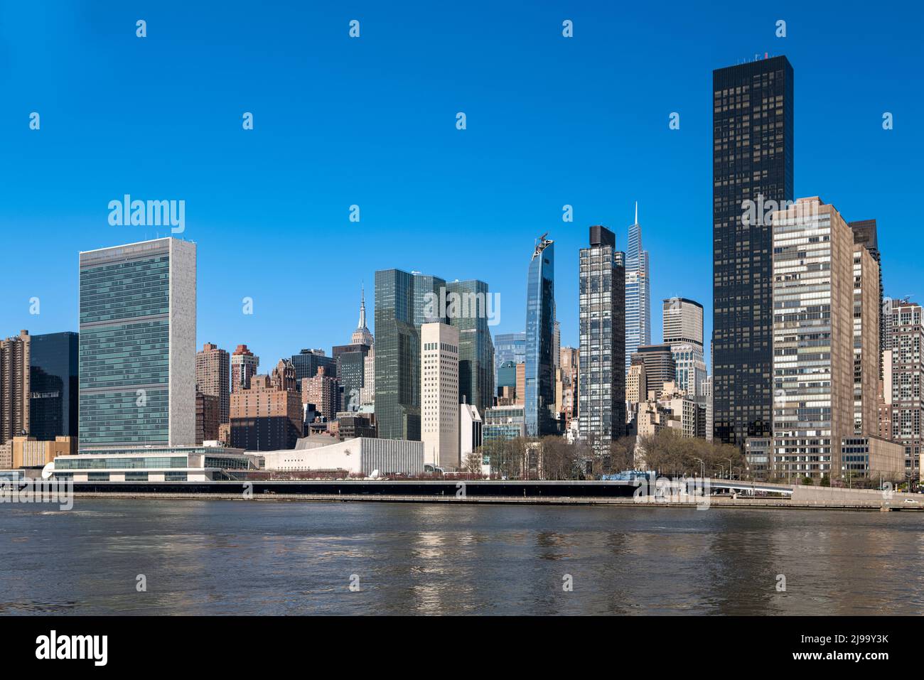United Nations Building , blue sky background Stock Photo - Alamy