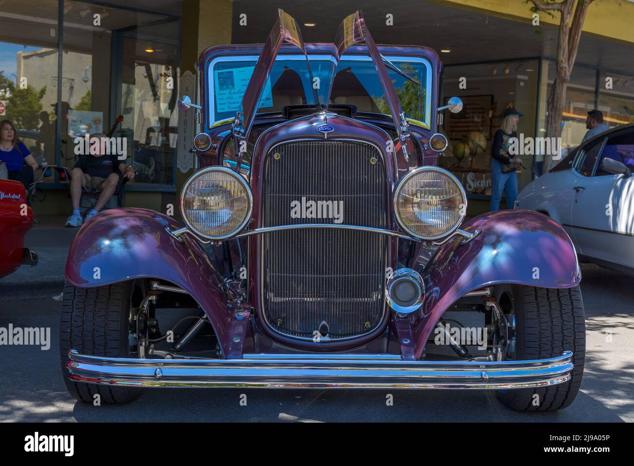 Petaluma, California, USA. 21st May, 2022. Classic American cars are ...