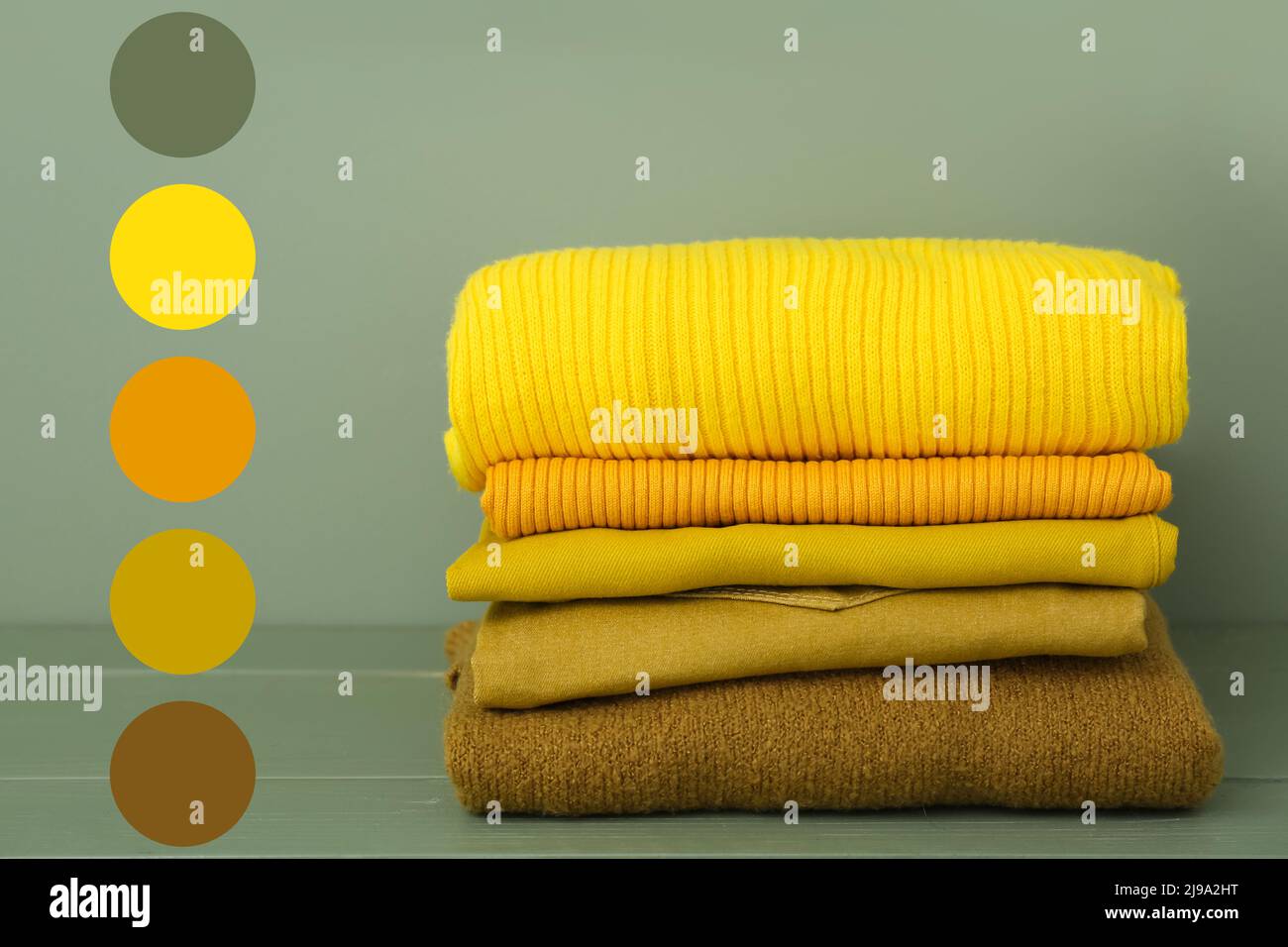Matching green clothes hi-res stock photography and images - Alamy
