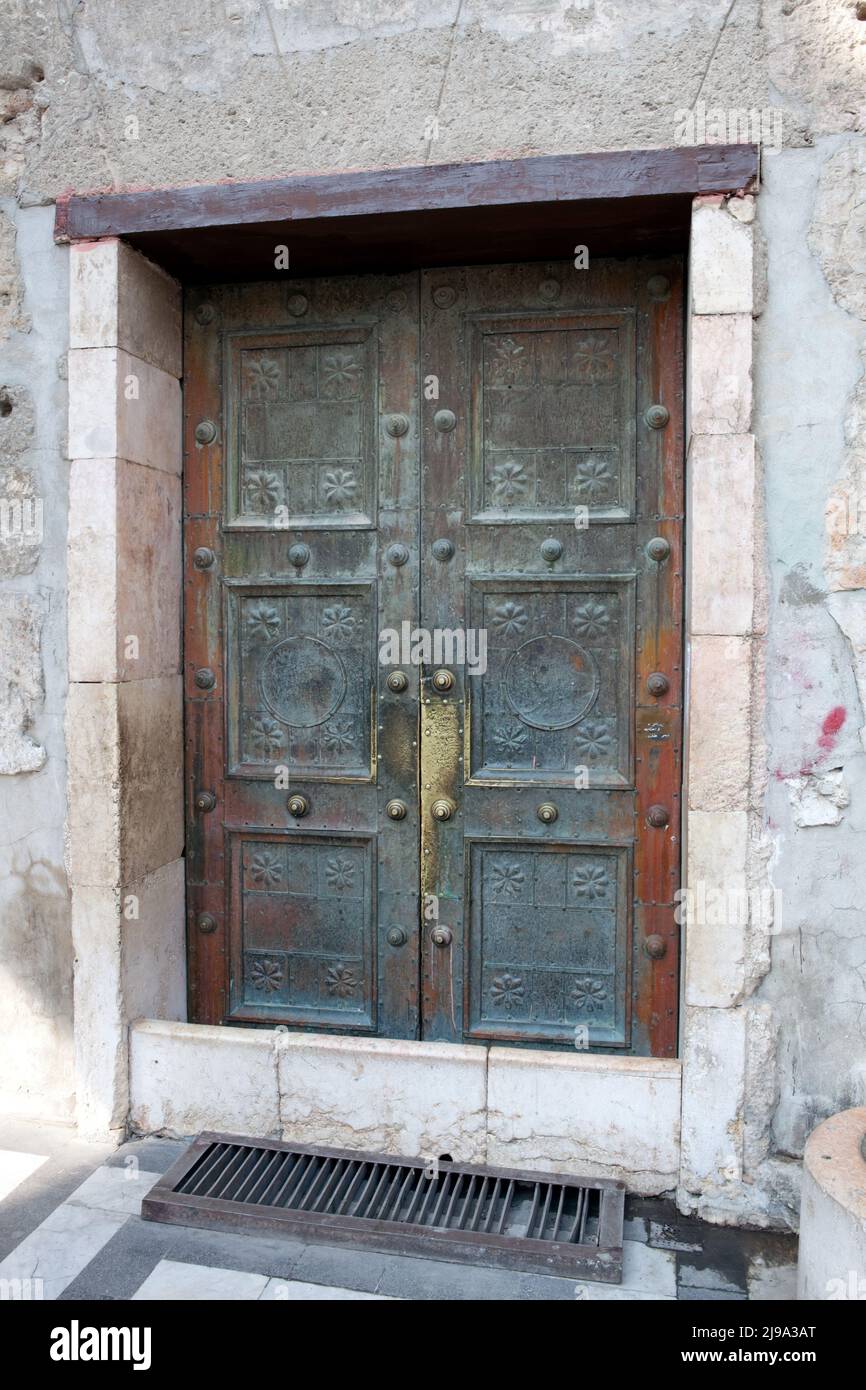 Mosque doors hi-res stock photography and images - Alamy