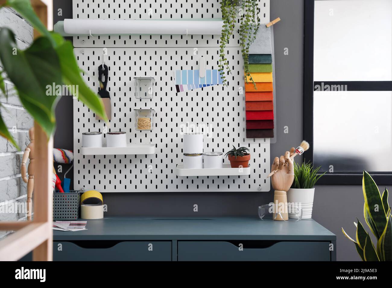 Decorators knife hi-res stock photography and images - Alamy