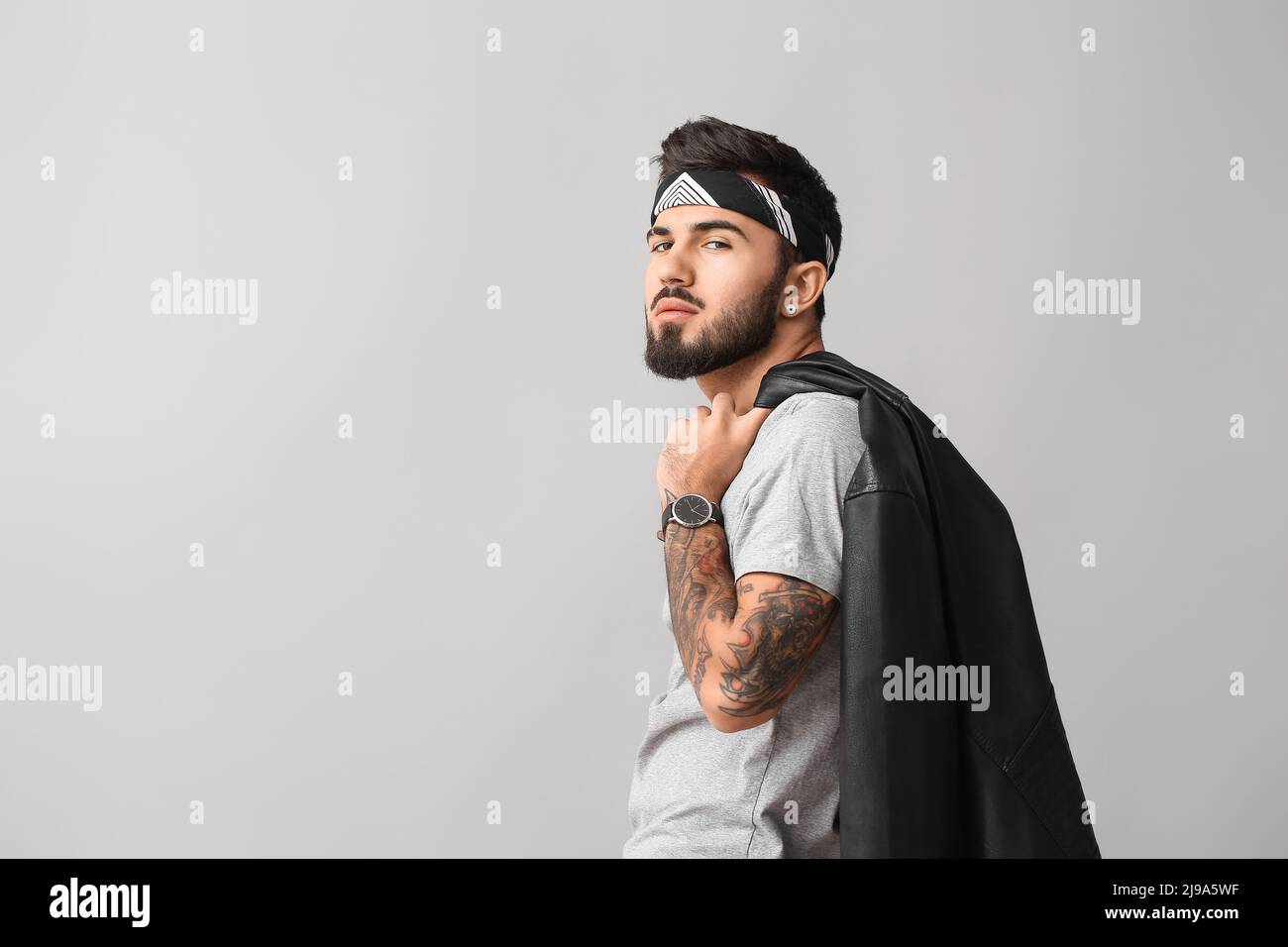 Man holding jacket over shoulder hi-res stock photography and images ...
