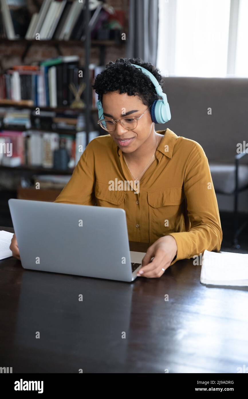 Laptop listen hi-res stock photography and images - Alamy