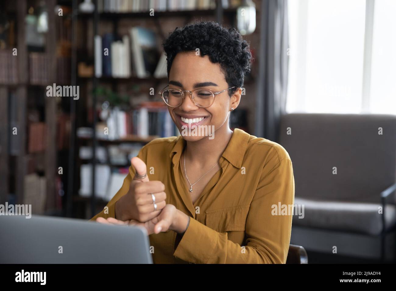 African american hand sign language hi-res stock photography and images ...