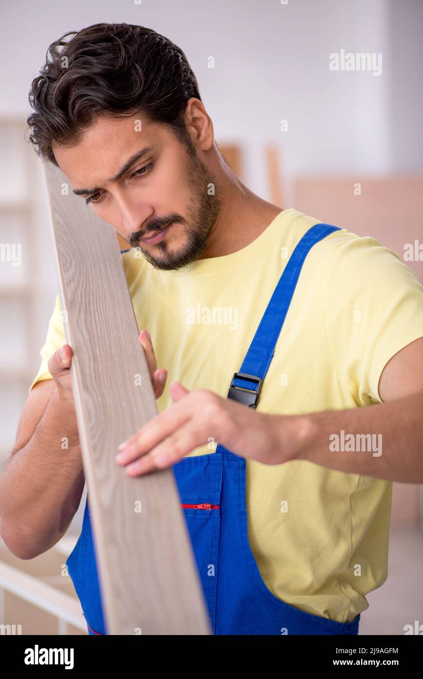 Workman installing laminate floor hi-res stock photography and images ...