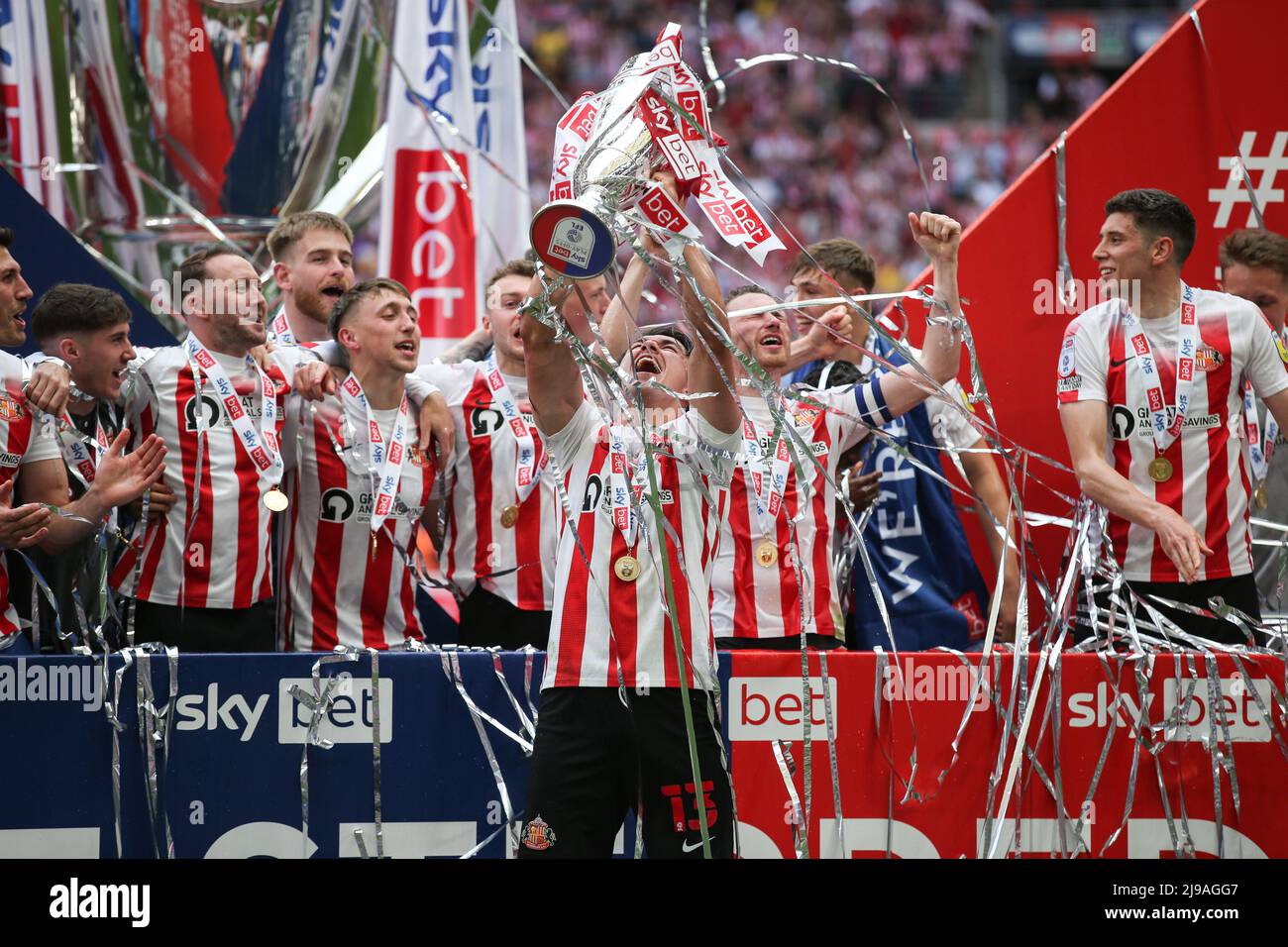 Luke O'Nien #13 of Sunderland lifts the trophy infant of the celebrating players Stock Photo - Alamy