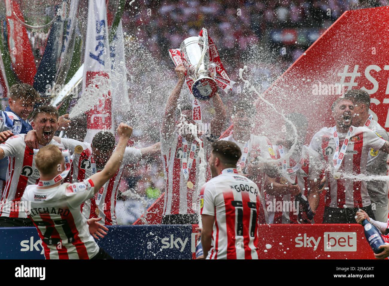 Sunderland players celebrate winning promotion Stock Photo - Alamy