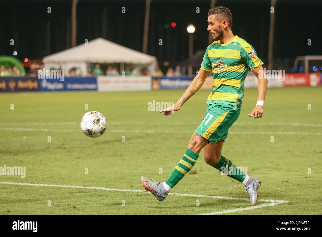St. Petersburg, FL: Tampa Bay Rowdies midfielder Leo Fernandes (11 ...